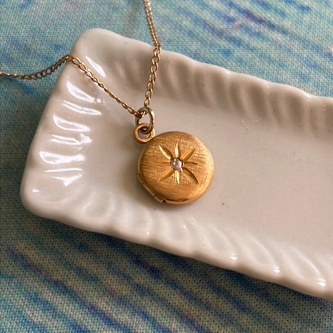 Dainty Star Locket - Gold Filled - Vintage – Vintage Paris Jewelry