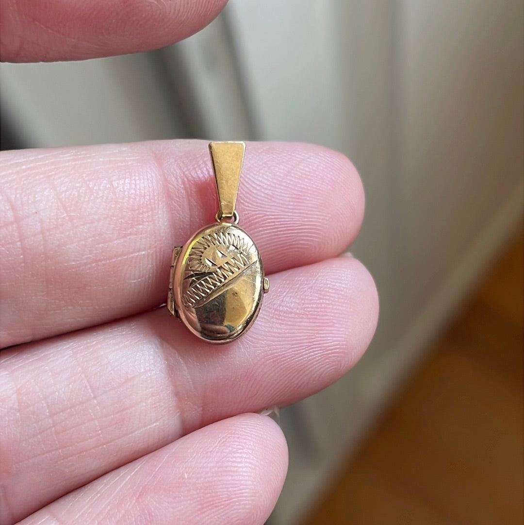 Dainty Engraved Locket - 9k Gold - Vintage – Vintage Paris Jewelry