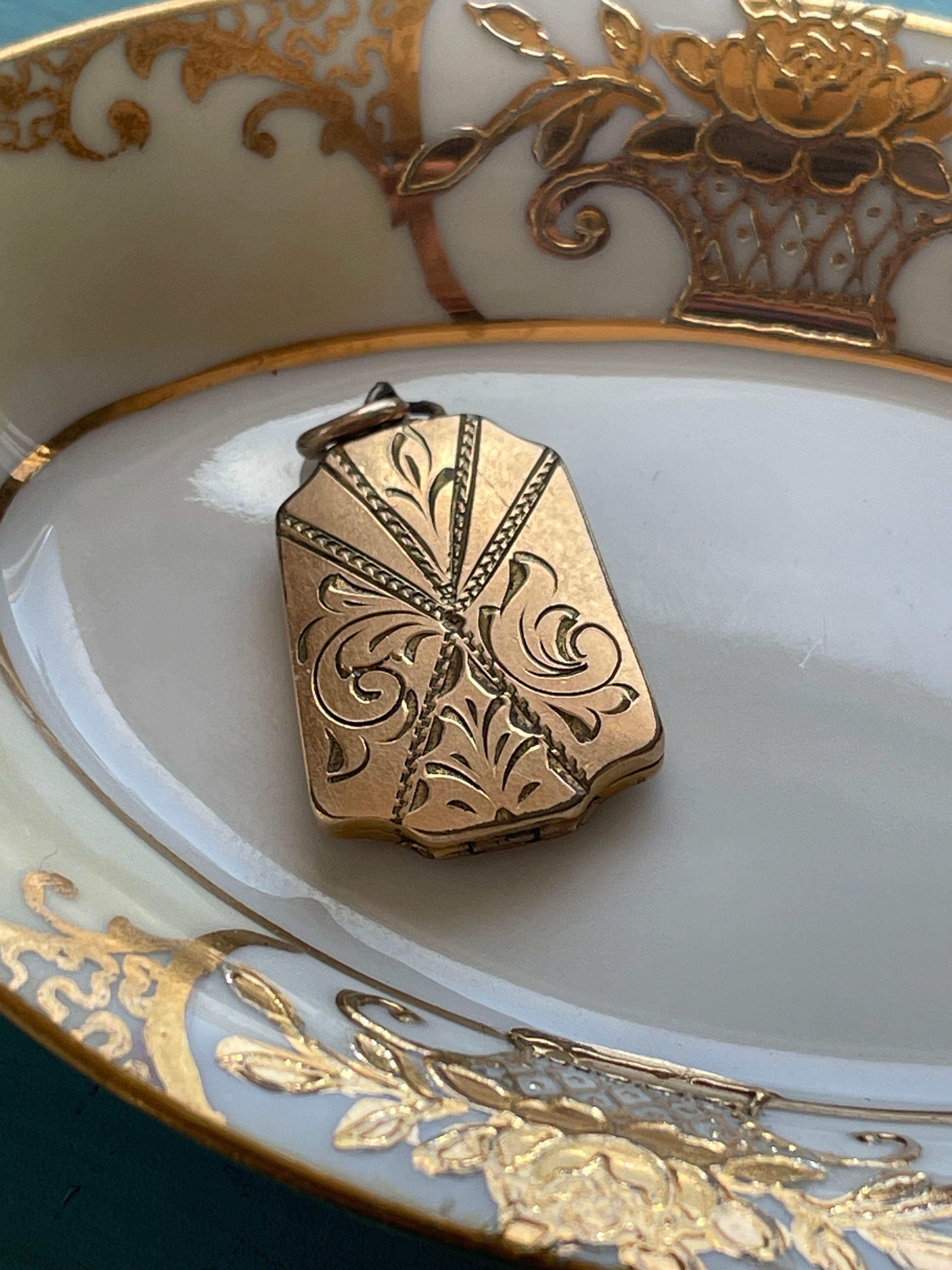 Ornate Rare Shaped Locket - Gold Filled - Vintage – Vintage Paris Jewelry