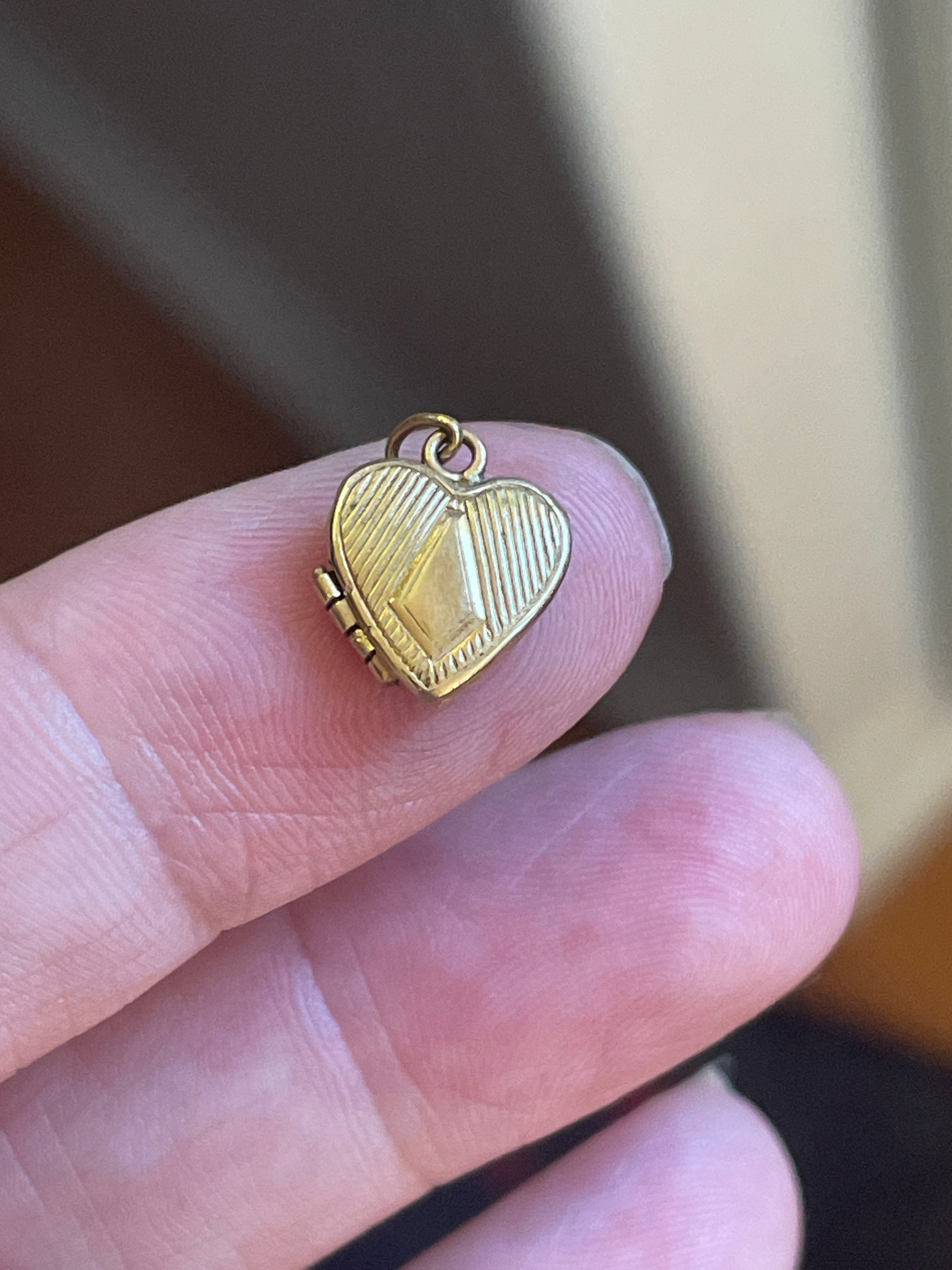 Dainty Heart Locket - Gold Filled - Vintage – Vintage Paris Jewelry