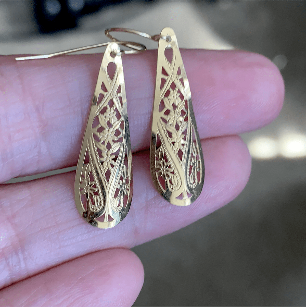 Filigree Drop Earrings - 14k Gold - Vintage – Vintage Paris Jewelry